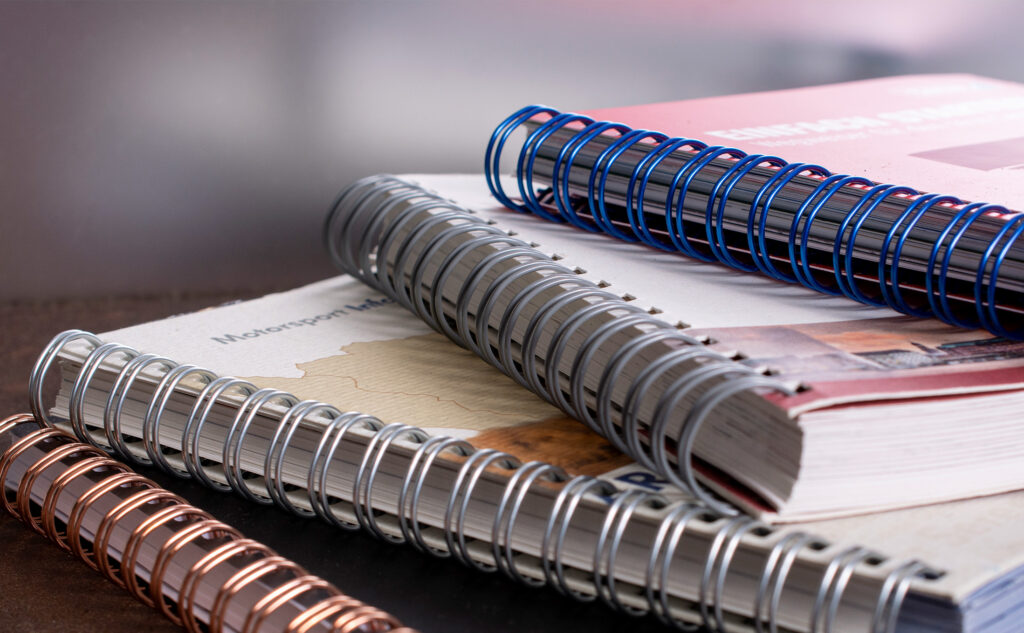 Wire-O-Bindung und Spiralbindung.