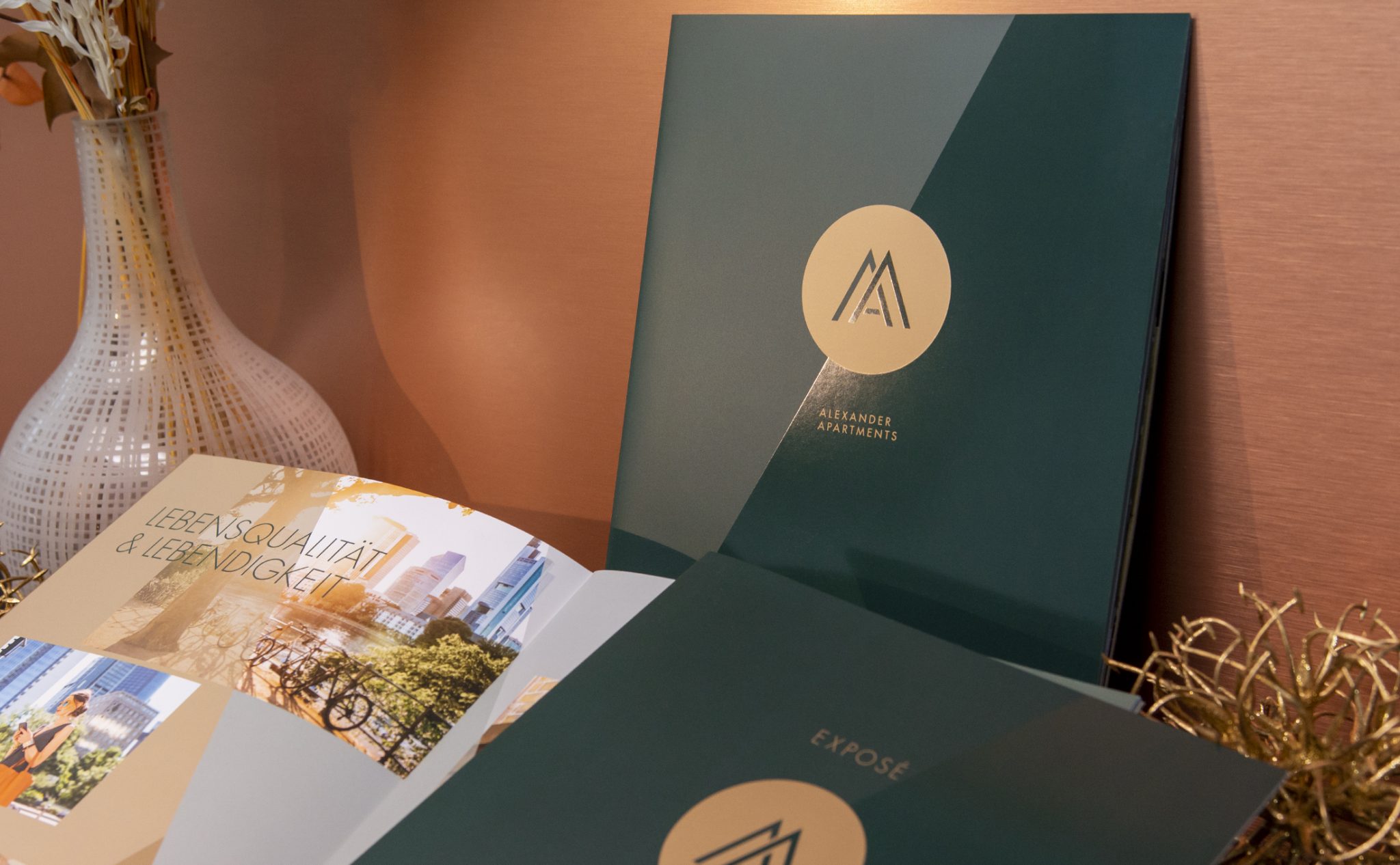 UV-Lackierung und Relieflackierung.